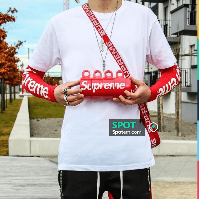 El bolso de hombro rojo que lleva el influencer Moe Sommer en su ...
