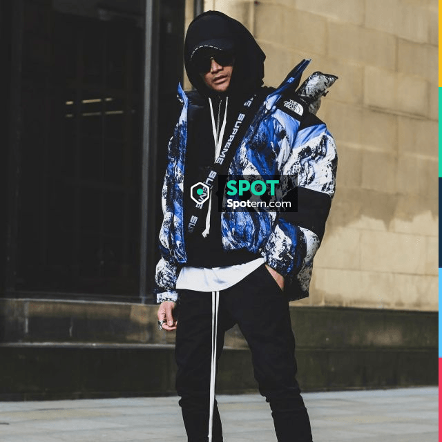 Bag black Supreme shoulder that bears the influencer John Melchico ...