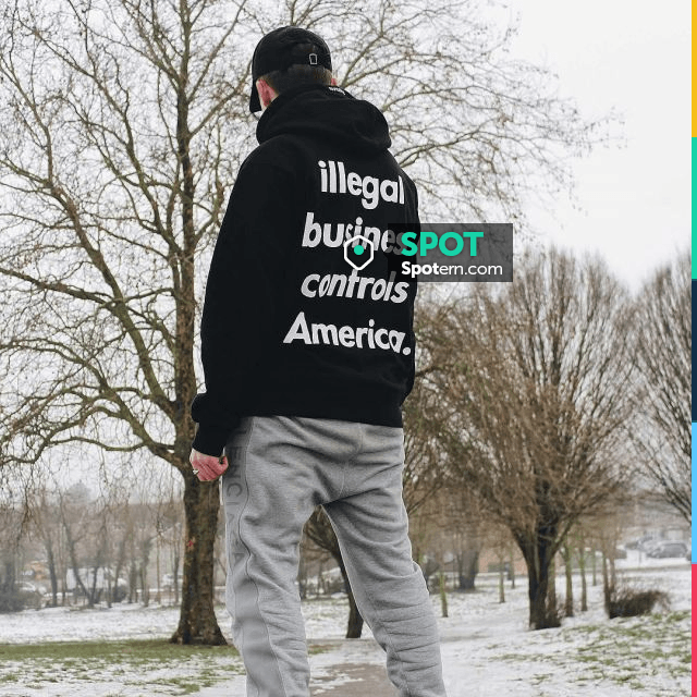 La sudadera negra Supreme "Business" que lleva el influencer Ryan ...