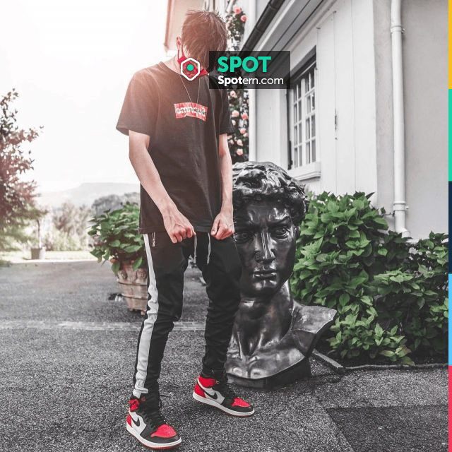 La máscara roja del patrón de camuflaje Bape del influencer Vincent ...