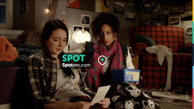 Pendiente rosa neón de Leslie (Jennifer Lotsi) en RUBY RED (2013) | Spotern