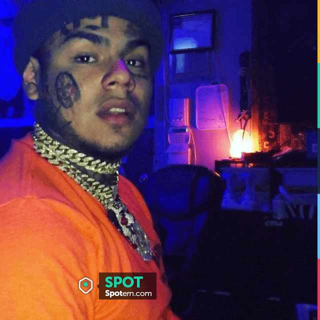 6ix9ine wearing a t-shirt with long sleeves of the late label hip-hop ...