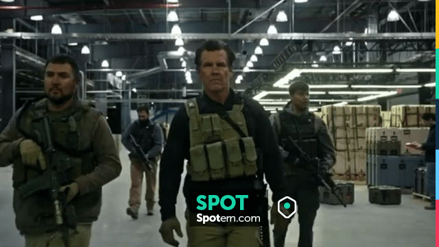 Brown tactical glooves worn by Matt Graver (Josh Brolin) as seen in ...