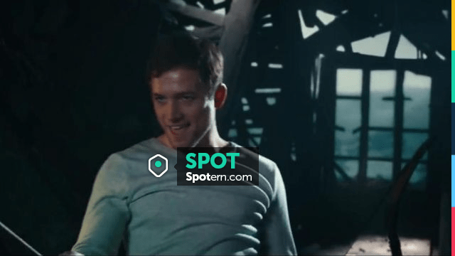 Robin Hood (Taron Egerton) camisa gris con manga larga en Robin Hood ...