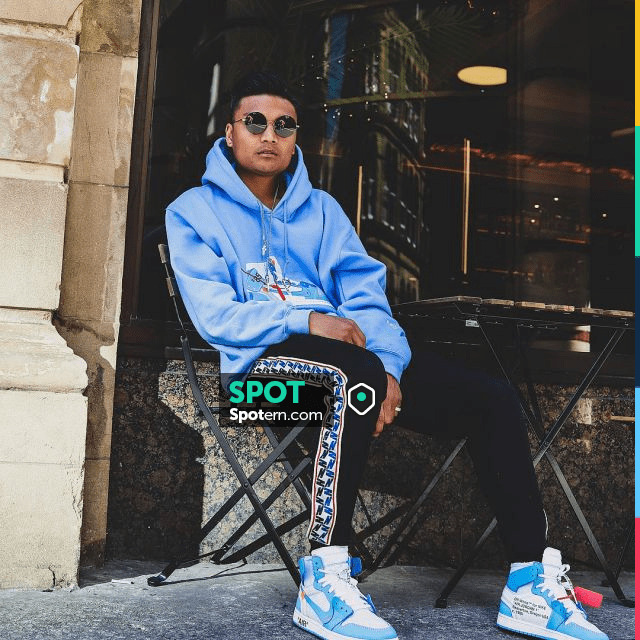 The jogging pants Nike that brings the influencer John Melchico-Bronx ...