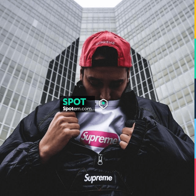 The tee shirt red and white Supreme that brings the influencer Mux ...
