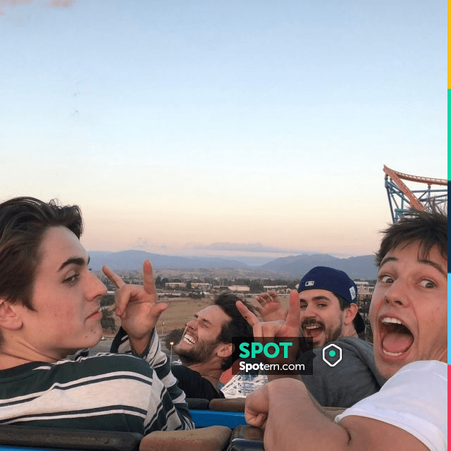 Sweatshirt hooded on the account Instagram of Cameron Dallas | Spotern