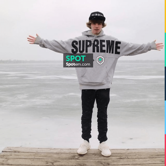 La sudadera suprema gris que lleva el YouTuber Connor TV en su cuenta ...