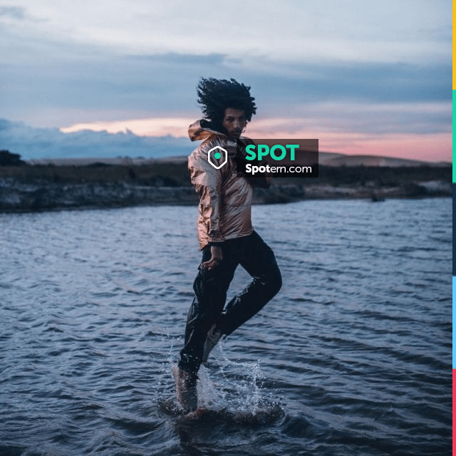 La veste coupe-vent dorée de Rilès sur son compte Instagram | Spotern