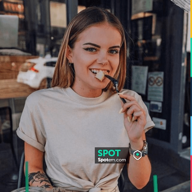 La montre métal portée par @Romy sur son compte Instagram | Spotern