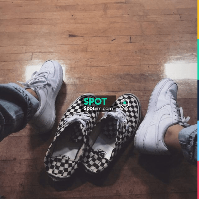 La paire de Vans Authentic à damier sur le compte de Madison Beer | Spotern