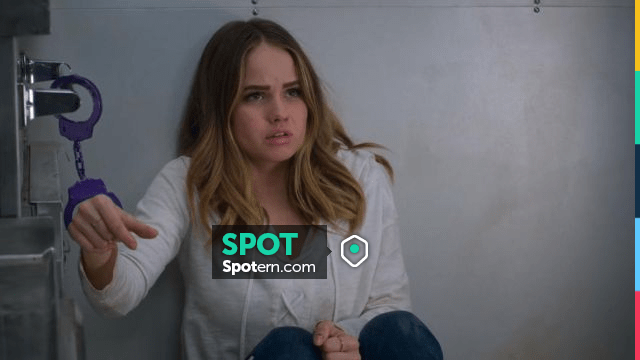 La capucha blanca y el encaje que lleva Patty Bladell (Debby Ryan) en ...