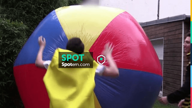 The soccer ball giant saw in the video "The biggest candy XXL giant of ...