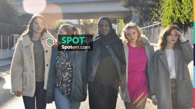 La veste fourrure blanche de Emma (Philippine Stindel) dans Skam France ...