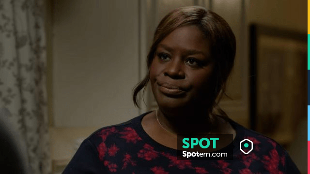 The blue sweater floral red door Ruby (Retta Sirleaf) in Good Girls ...