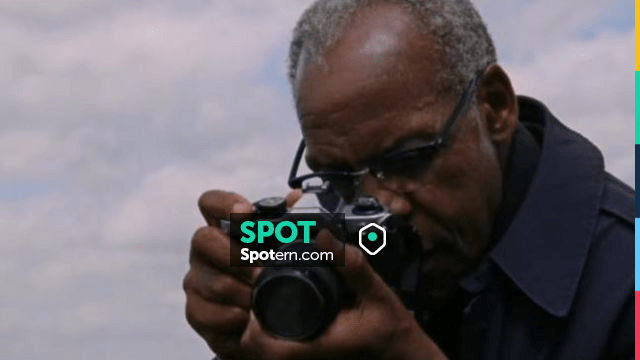 L'appareil photo Nikon vintage de Teddy (Danny Glover) dans The Old Man ...