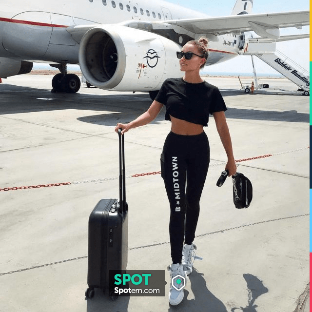 Sneakers Nike Air Jordan 1 X Off white Nrg worn by Chloe Bleinc on his account instagram ...