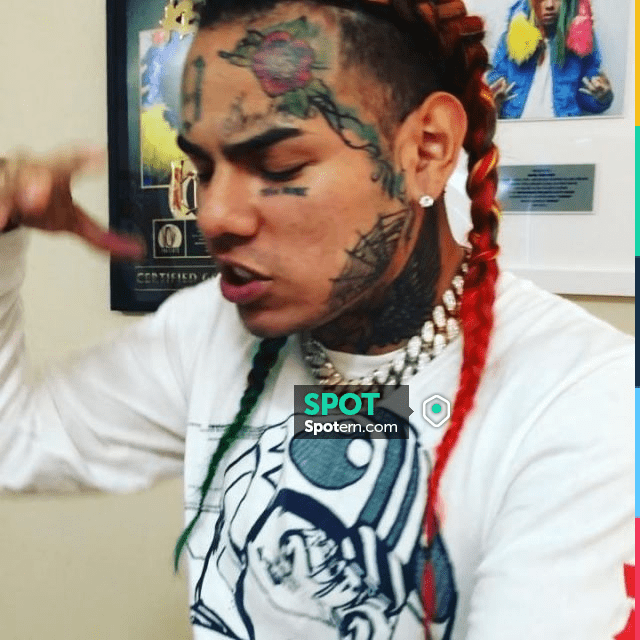 The white t-shirt long-sleeved Star Wars by Urban Outfitters worn by ...