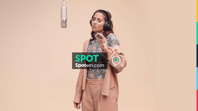 The jacket flanel pink Snoh Aalegra in her video clip Fool For You ...