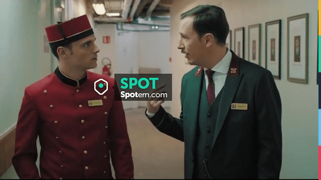 L'uniforme de groom de William (Jérôme Niel) dans la série Groom | Spotern