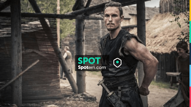 Le haut en cuir noir de Sihtric (Ar­nas Fe­da­ra­vi­cius) dans The Last ...