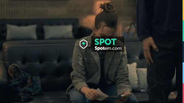 The khaki jacket worn by Eleanor Crain (Victoria Pedretti) in The ...