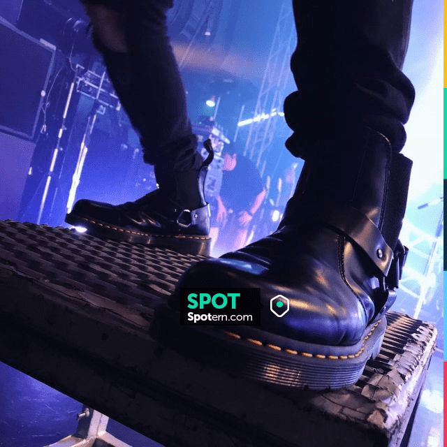 Les bottes noires à boucles de Momiken sur le compte instagram de ...