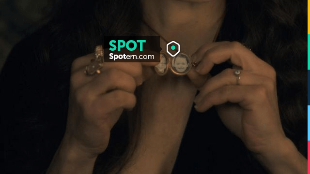 Le pendentif porte photo de Olivia Crain (Carla Gugino) dans La Hantise ...