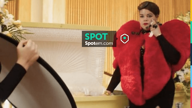 La robe rouge "Coeur" Saint Laurent portée par Heather Chandler ...