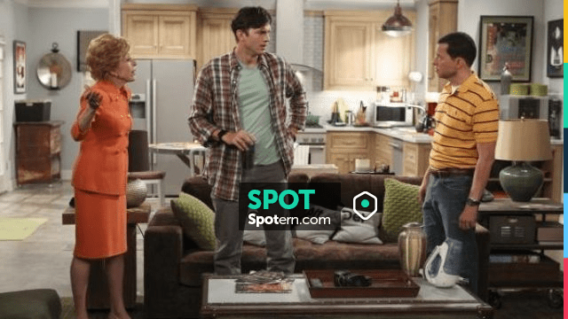 The set of cushions white 'Ctrl Alt Del' in My uncle Charlie S01E11 ...