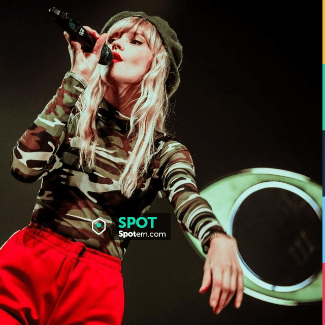 El top militar que lució Angèle en su account@angele_vl de Instagram ...