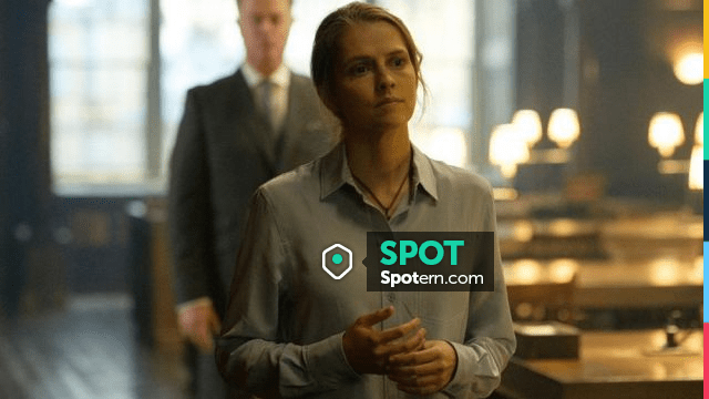 La bouse bleue Joseph portée par Diana Bishop (Teresa Palmer) dans A ...