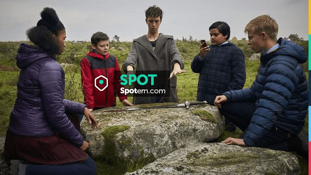 Abrigo rojo y negro usado por Alex (Louis Ashbourne Serkis) en The Kid ...