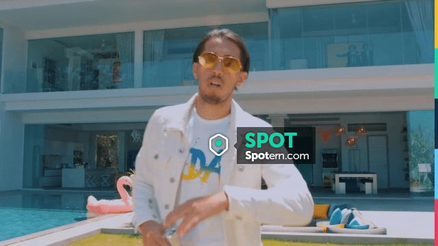 Le t-shirt blanc "N'DA" de Lazer dans le clip Patrona de MMZ | Spotern