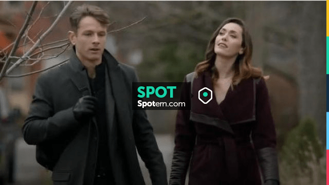 Belle Badgley Mischka Lorian Wrap Coat usado por Abigail Pershing ...