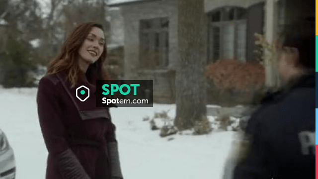 Belle Badgley Mischka Lorian Wrap Coat usado por Abigail Pershing ...