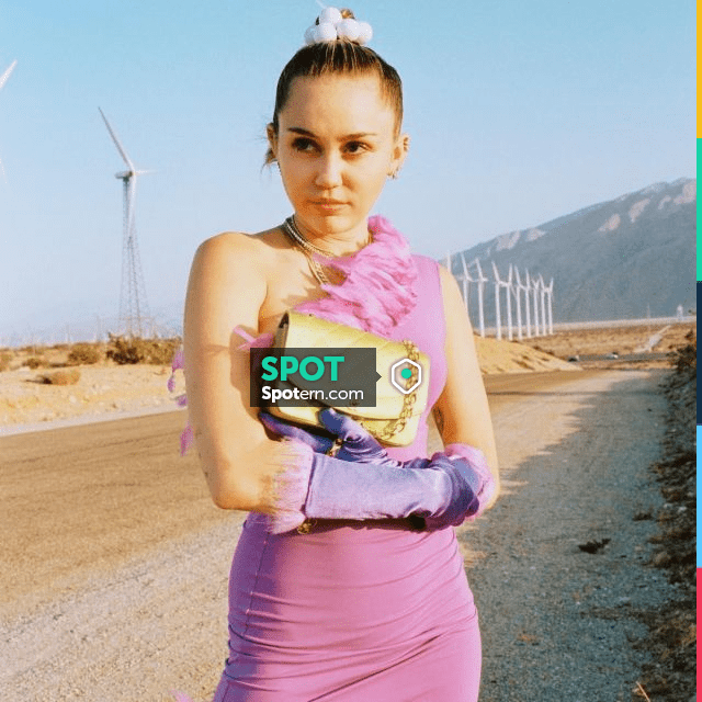 The Chanel bag yellow worn by Miley Cyrus on his account Instagram ...