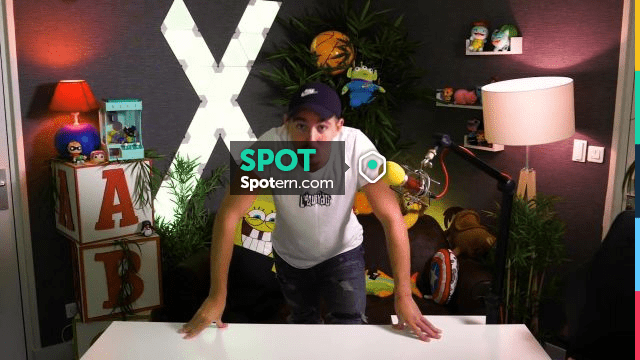 La camiseta blanca del equipo de Neoxi en el video de YouTube NO SÉ QUÉ ...