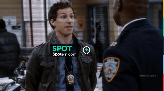 Le blouson en cuir marron de Jack Peralta (Andy Sam­berg) dans Brooklyn ...