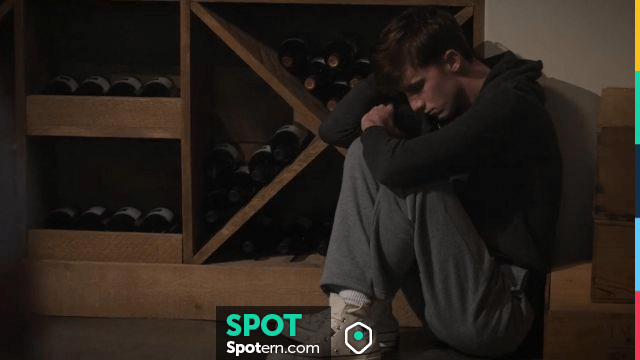 La paire de Converse blanches de Greg Dewey (Seth Meriwether) dans The ...
