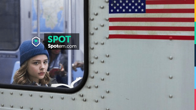 El sombrero azul de Frances McCullen (Chloë Grace Moretz) en Greta ...