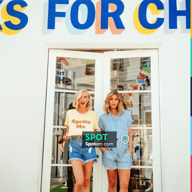 La camisa de manga corta vaquera usada por Kayla Ewell para una sesión ...