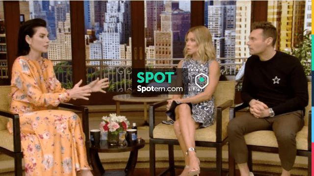 Alice + Olivia Raiponce Brodé Volant de la Mini Robe portée par Kelly ...