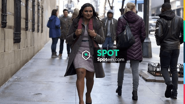 Gris robe portée par Molly Patel (Mindy Kaling) à la Fin de la Nuit ...