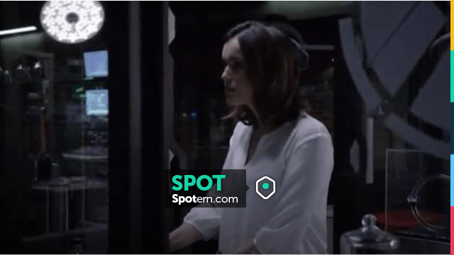 Cooper & Ella ‘Esther’ Crêpe Split Col Chemisier porté par Jemma ...