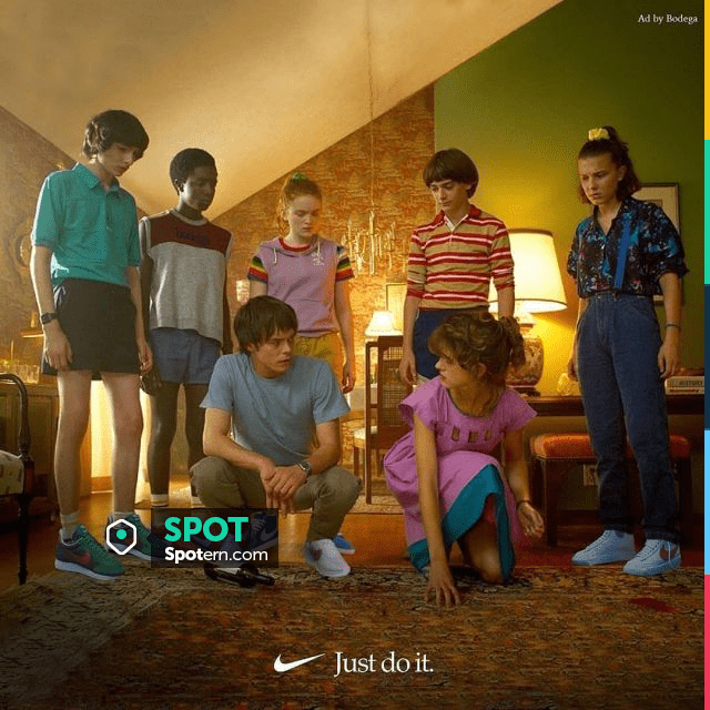 The sneakers green and orange Nike worn by Mike (Finn Wolfhard) for an ...