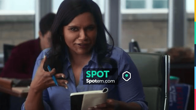 Camisa azul con botones usada por Molly Patel (Mindy Kaling) en Late ...