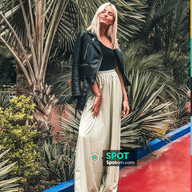 the long skirt green khaki Nadia Cooper on his account Instagram ...