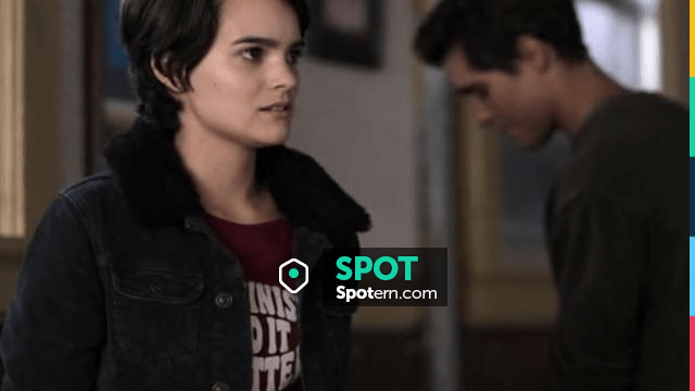 The sweatshirt printed "Feminist do it better," worn by Elodie Davis ...