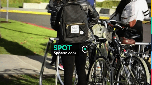 Le jean noir super skinny de Moe Truax (Kiana Madeira) dans Trinkets ...